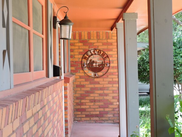 Lovely Home - Big Enough For Everyone, Cozy Enough For Two! - Lubbock, TX