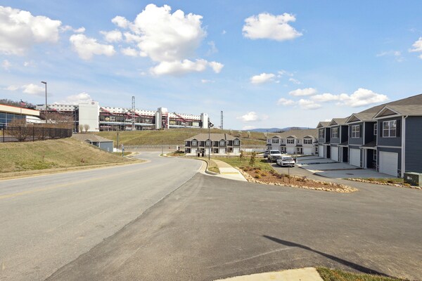 Raceday Getaway, 3br/2.5ba Home Right Across From Bristol Motor Speedway! - Bristol, TN