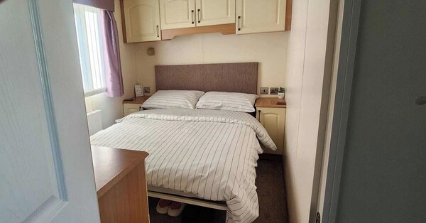 Comfortable 3 Bedrooms Caravan - Close To Castle - Rhyl