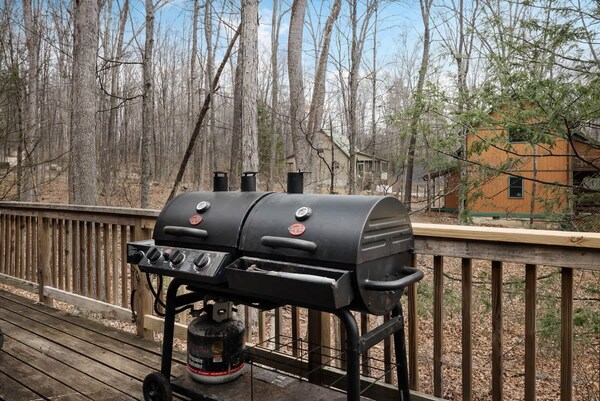 Cabin: Wraparound Deck, Wifi, Grill, Dog-friendly! - Berkeley Springs, WV
