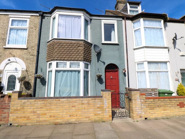 Swift Host | Great Yarmouth | 3 Bedrooms | Parking - Great Yarmouth