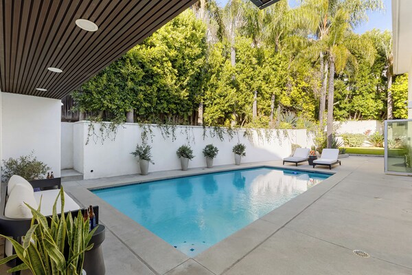 Luxury Hollywood Hills Home With Pool, Outdoor Dining & Views | Skyline Chalet - Culver City