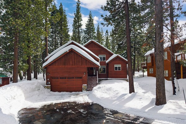 Scenic Views, Pool & Hot Tub Near Ski Resorts | Pinewood Lodge - Truckee, CA