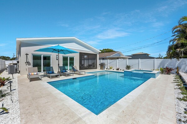 New Listing Discount! Coconut Cove - Heated, Saltwater Pool/spa - Fully Renovated! - Bonita Springs, FL