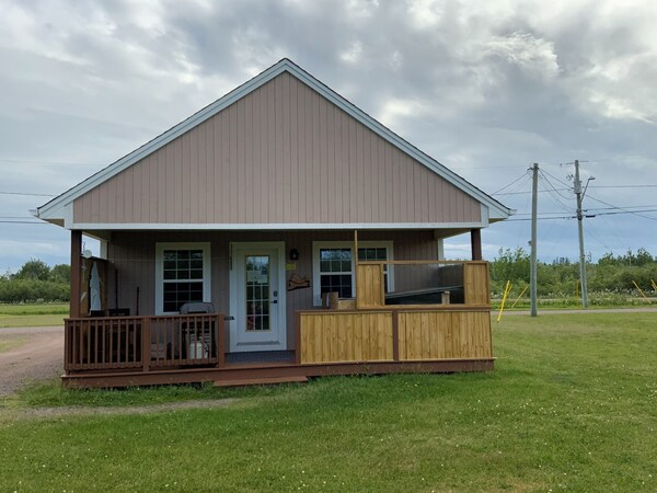 Escape To Seaside Chalet  With Hot Tub  At Aboiteau Beach , Pet Friendly - Prince Edward Island