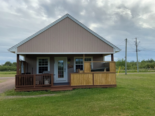 Escape To Seaside Chalet With Hot Tub At Aboiteau Beach , Pet Friendly - Nouveau-Brunswick