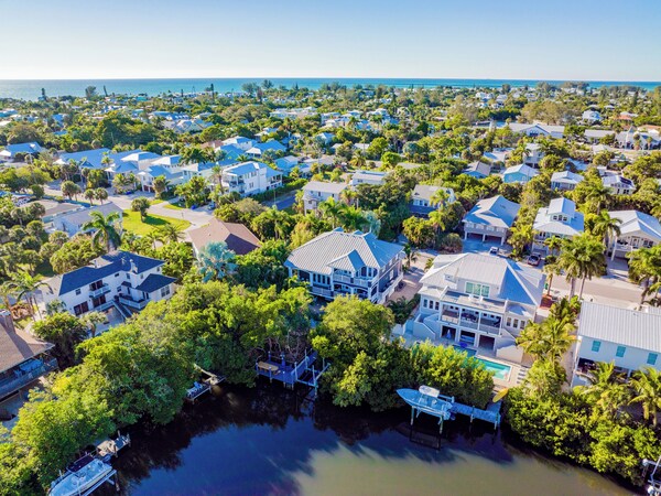 Castle Azul: Luxury Canal Front W/pool, Hot Tub, Putting Green, And Ping Pong - Holmes Beach, FL