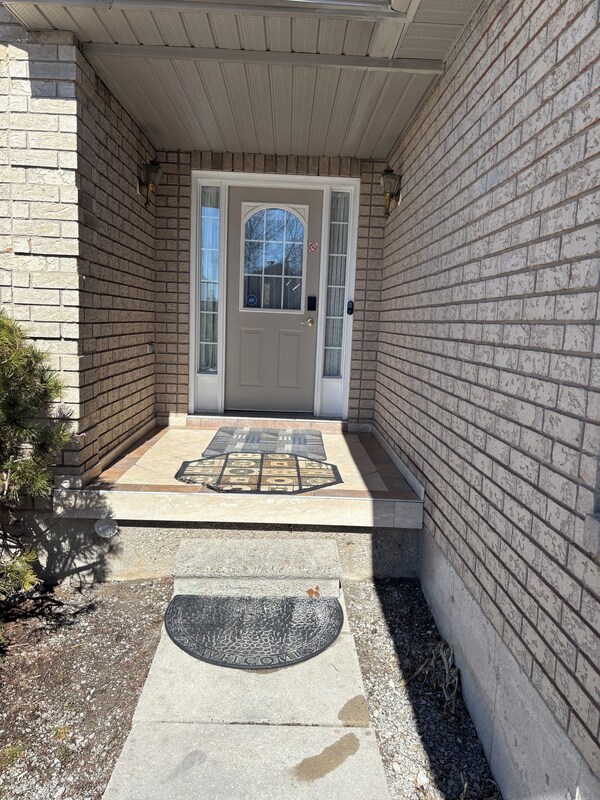 5br 3.5bth Home W Free Parkings+ensuite Laundry\nbarrie,on - Barrie