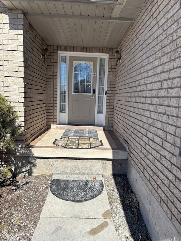5br 3.5bth Home W Free Parkings+ensuite Laundry\nbarrie,on - Barrie
