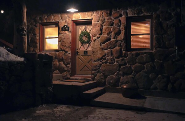 Stone Cottage W/ Artisan Design In Cascade - Green Mountain Falls, CO