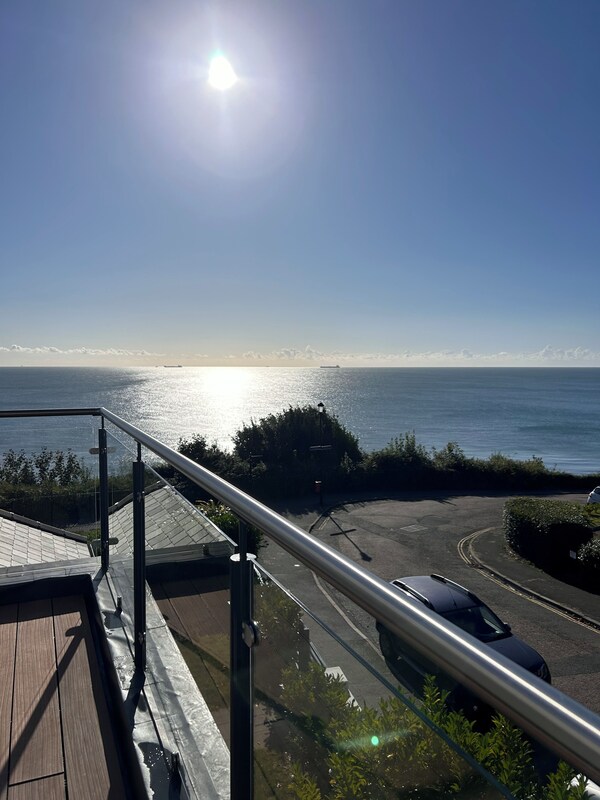 The Beach Retreat Apartment, Balcony Views Of Shanklin Bay. - Sandown