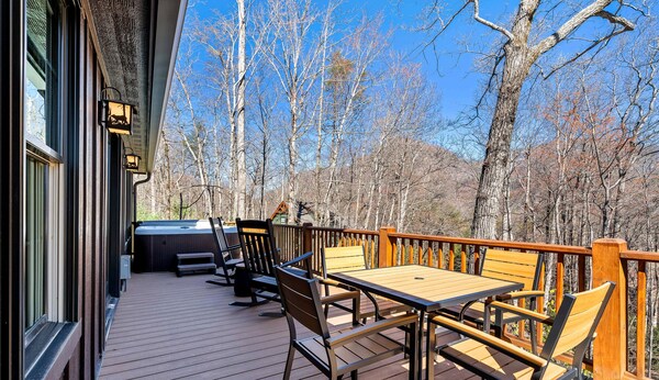 Happy Bear: Lake Lure Cottage Hot Tub & Fire Pit - Lake Lure, NC