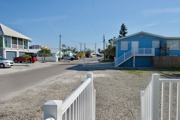 Walk To Beach-pet Friendly-cozy 1 Bedroom-island Paradise Cottage - Fort Myers Beach, FL
