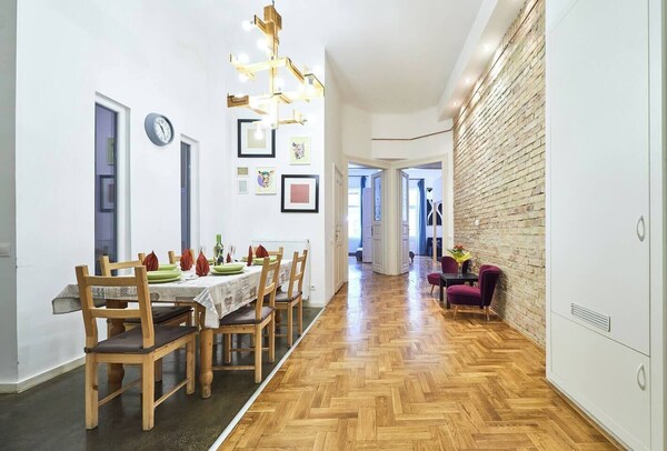 Spacious 4-bedroom Apartment In Fabulous Budapest With Wifi - Budapest
