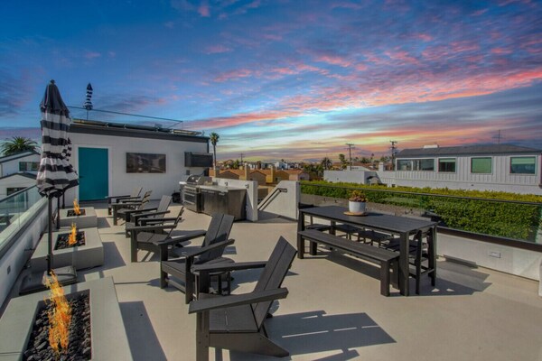 You Won't Want To Miss This! 2 Levels! Ocean Views - Huntington Beach, CA