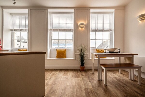 Stylish And Bright City Centre Apartment - Exeter