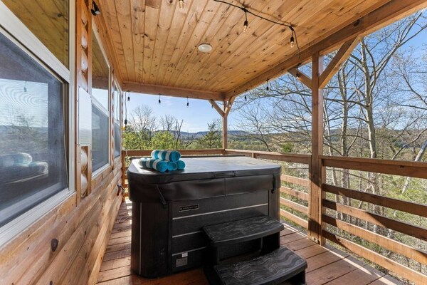Pet-friendly Peaceful Cabin Near River W/ Fire Pit + Hot Tub Sleeps 14 - Jasper, AR