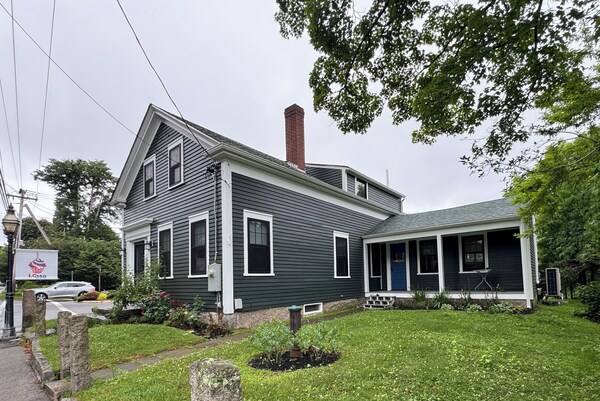 Charming Newly Renovated Home In Little Compton. - Fall River, MA