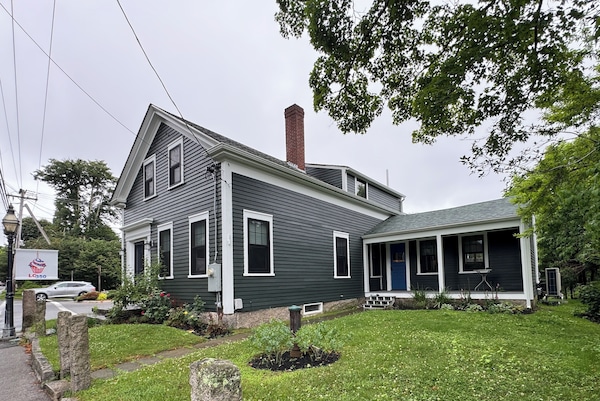 Charming Newly Renovated Home In Little Compton. - Fall River, MA