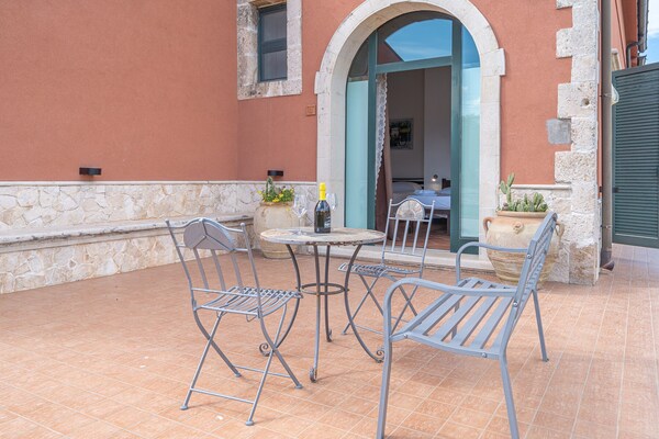 Room 'Al Palmento Relais - Nerello R1' With Shared Pool, Wi-fi And Air Conditioning - ベルヴェデーレ