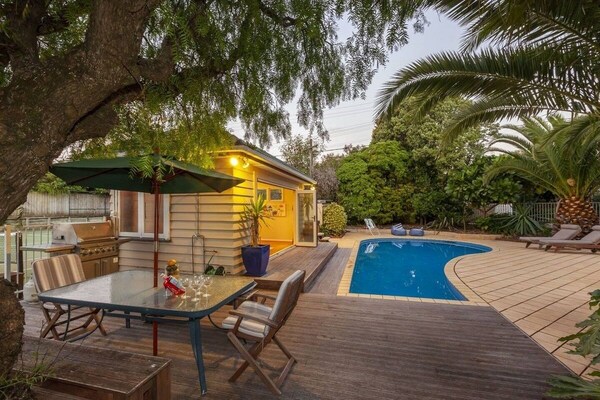 Kapiti Getaway - Fantastic Location - Pool, Spa & Tennis Court\n- Winter Specials - Paraparaumu