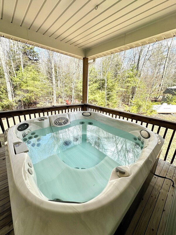 Fire Pit, Hot Tub & Game Room Getaway In Pocono Mountain - Arrowhead Lake, PA