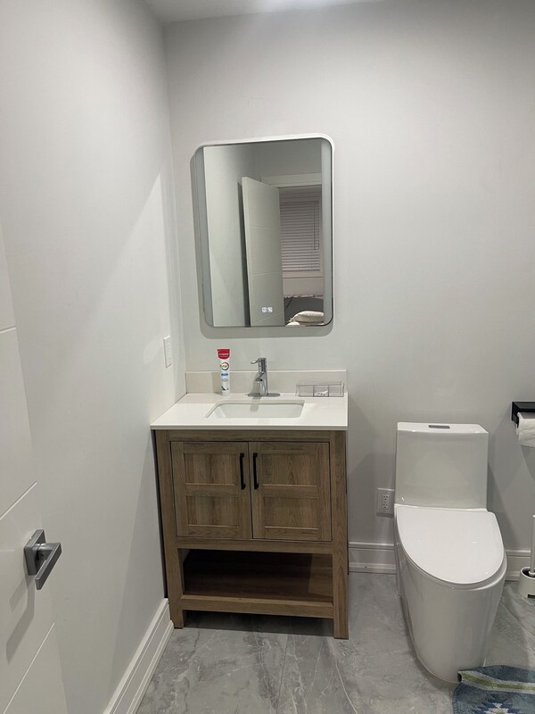 Cozy Retreat! Perfect For Two. Relax & Unwind In This Charming Space. - Oshawa