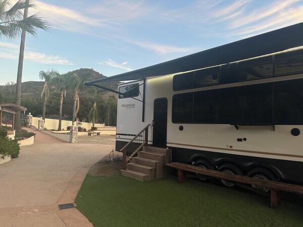 Luxury Trailer Next To Cielo Farms - Thousand Oaks, CA