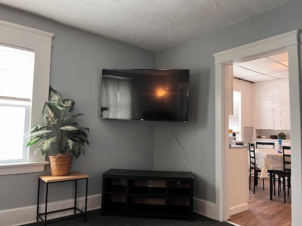 Charming Bayfront Retreat: 2-bedroom Getaway In Erie, Pa - Erie, PA