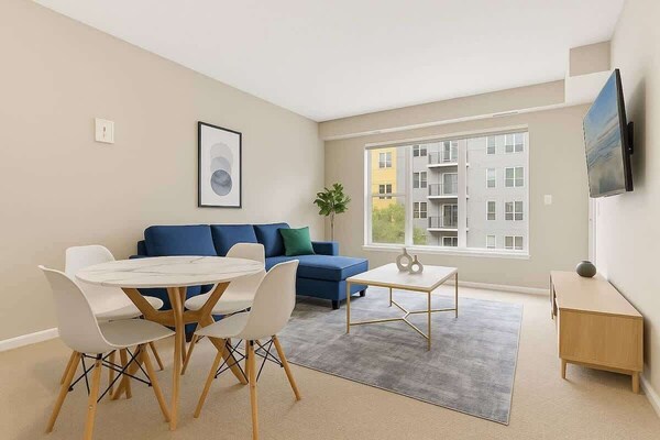 Stylish Queen 2br Spot | Near Xcel + Free Parking - Saint Paul, MN
