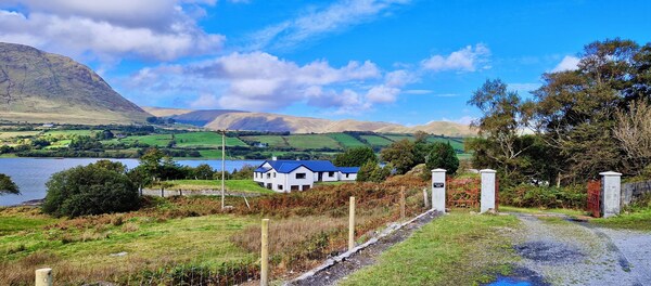 Red Island House, On The Shore Of Lough Mask - Irlande