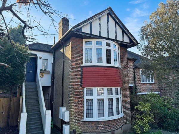 Spacious 3br Home In Heart Of Wimbledon - Sutton Court