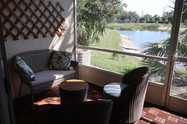Charming 2-bedroom Townhome With Water View And Resort Style Pool - Sarasota