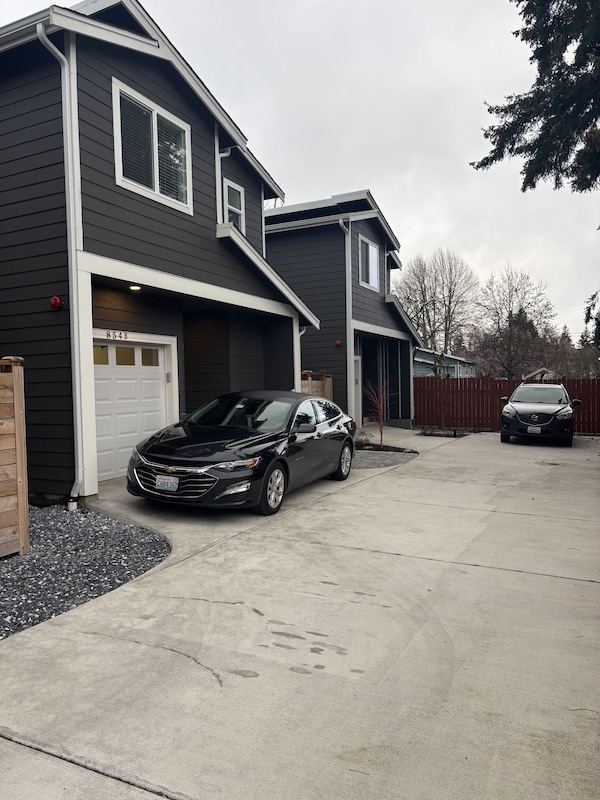 Charming 2-bedroom, 2-1/2 Bath,new House With Ac, In Seattle. Airport 4.2 Miles. - SeaTac, WA