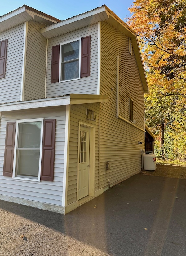 2-bedroom House In Charming West Chazy With Ac, Wifi - Grand Isle State Park, Grand Isle