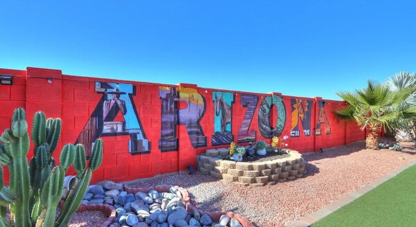 Private Swim Up Oasis, Hot Tub, Game Room, 100 Tv - Maricopa, AZ