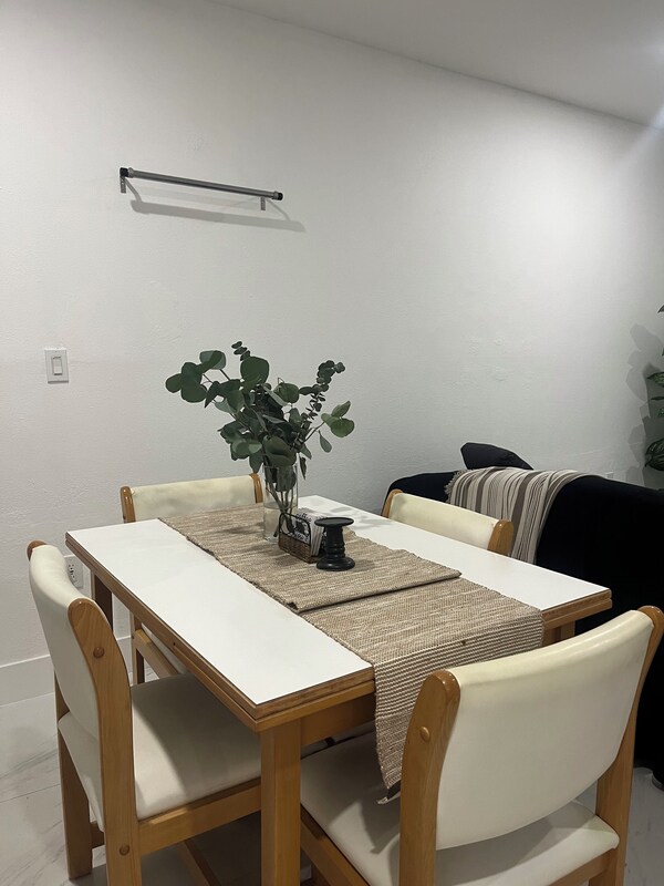 Cozy Studio In Home With Private Parking And Entrance In Charming Pembroke Pines - Pembroke Pines