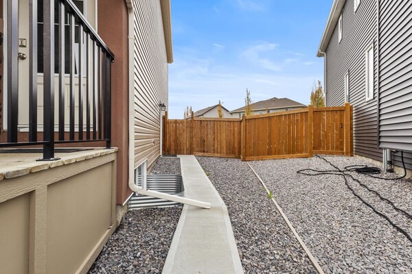 Comfortable 2-bedroom, 2-bath Bsmt Suite With En-suite - Windermere Edmonton - Edmonton