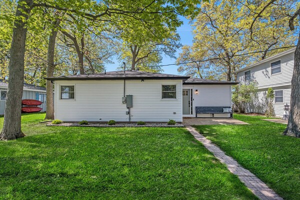 Lakefront 3-bedroom Cottage On Sand Point With Ac, Wifi, King Bed, Firepit - Caseville, MI