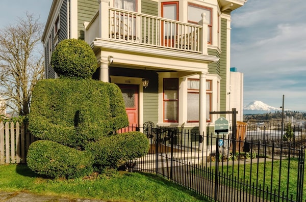 Charming 1901 Victorian Gem - 2br Urban Escape Ac Apartment In Downtown Tacoma - Tacoma, WA