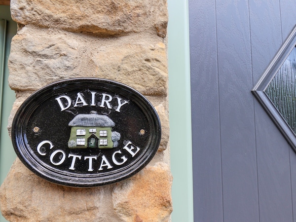 Wayside Farm Dairy Cottage, Pet Friendly, With A Garden In Burniston - Robin Hood's Bay