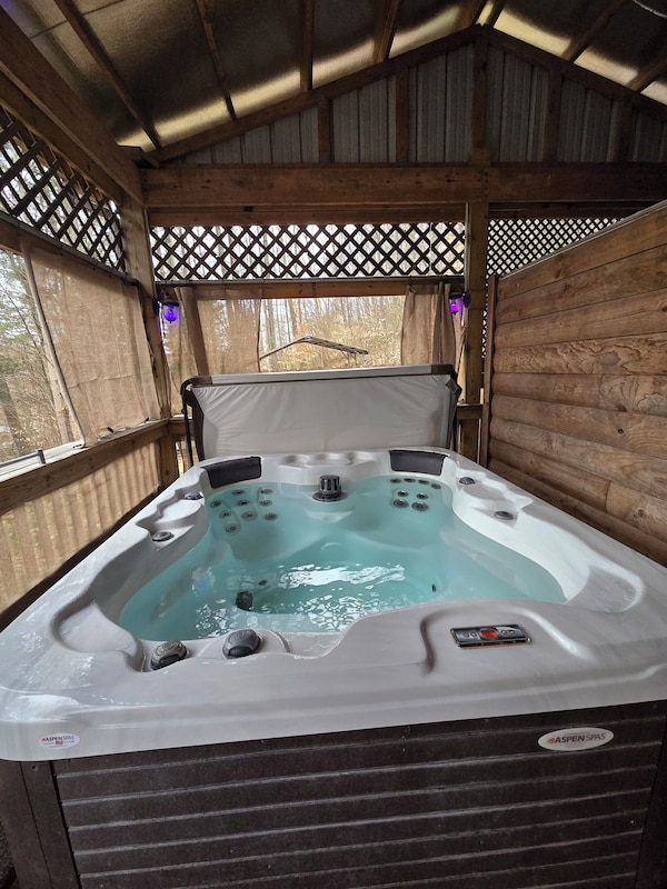 Acorn Cottage Located In Hocking Hills - Hocking Hills State Park, OH