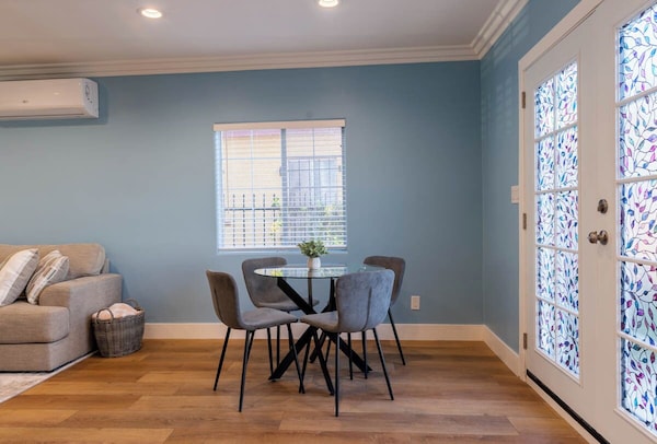 Charming 2-bedroom House In Beautiful Los Angeles With Ac, Wifi, And Laundry - Los Angeles, CA