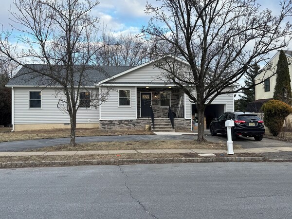 Charming 3 Bedroom Bungalow In Wonderful Edison With Ac, Wifi & Lot More - New Brunswick, NJ