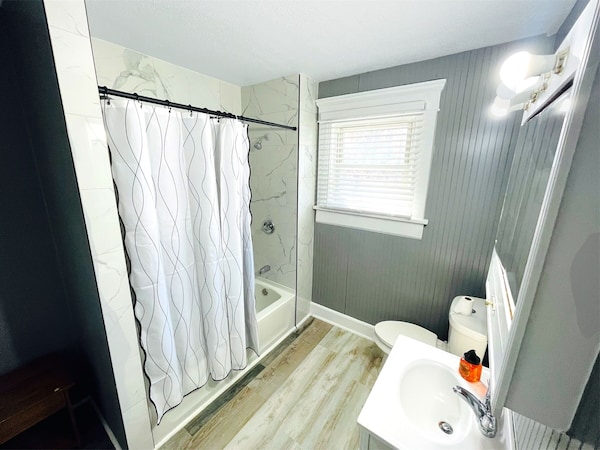 Spacious 4-bedroom House With Ac, Wifi In  Mansfield - Lake Of The Woods, Monroe Township