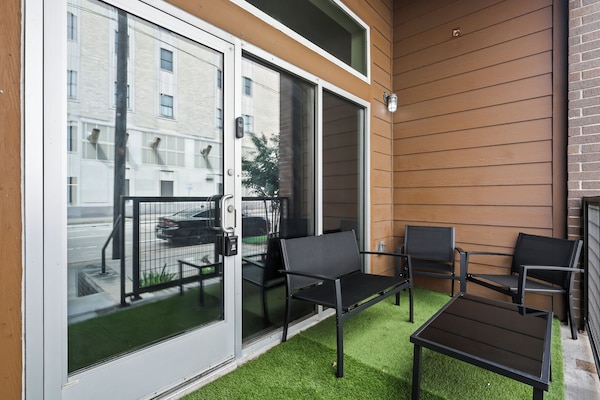 Cozy & Stylish 1br Private Balcony, Pool & Gym - Houston, TX