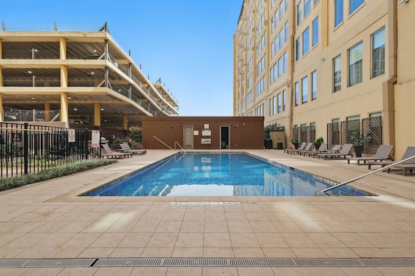 Luxury Penthouse With City Views - Dallas, TX