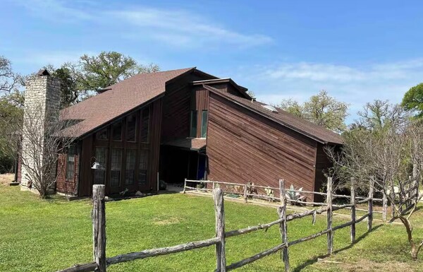4-bedroom Spacious 2 Story Rustic Retreat With Yard - Bastrop, TX
