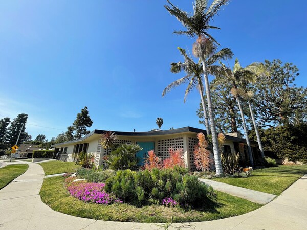 Stylish Suite Near Beach & Laxprivate Entry, Vibrant Decor, Cozy Comfort. - El Segundo, CA