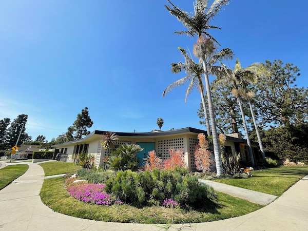Stylish Suite Near Beach & Laxprivate Entry, Vibrant Decor, Cozy Comfort. - El Segundo, CA